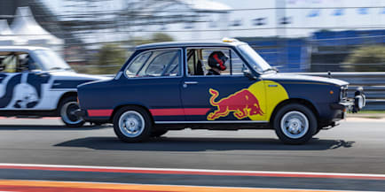 Verstappen en Tsunoda rijden achteruit in een DAF