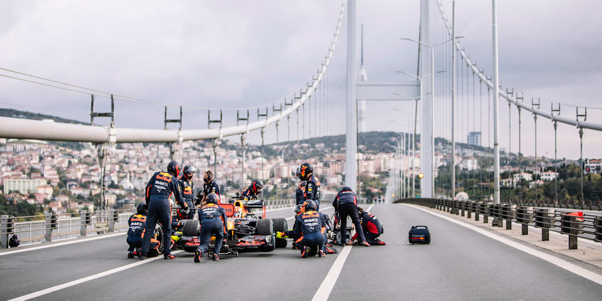 F1 drivers Pierre Gasly & Alex Albon explore Istanbul