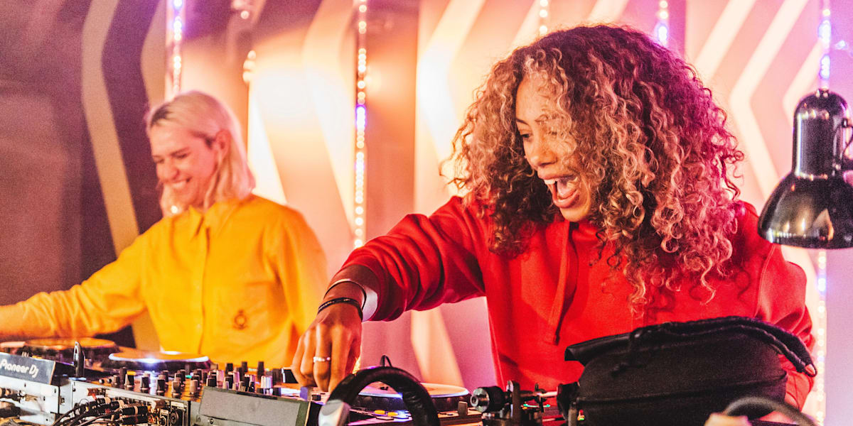 Playing warm up DJ sets: Top 10 expert tips ++list++