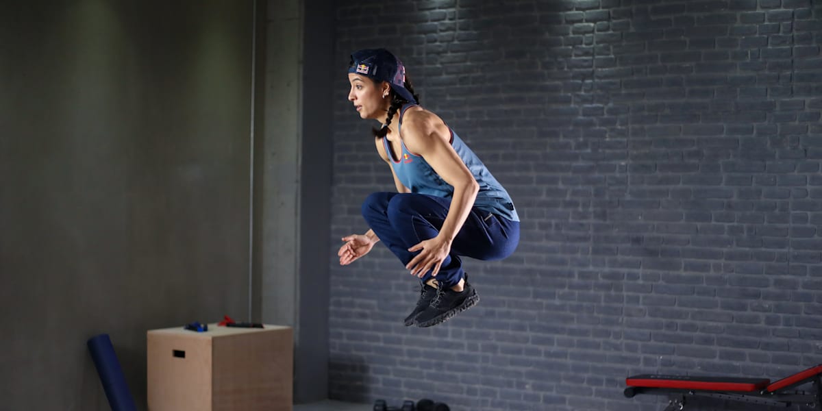 Hazal Nehir - Handstand Push-ups, Thrust-ups, Clap Push-ups, Reverse Crunch