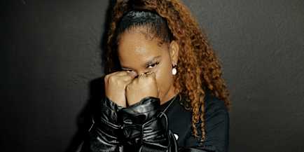 Aisha Vibes im Porträt: Die Newcomerin des Monats