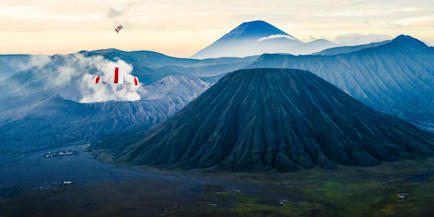 Red Bull Sky Dive Team fliegen über Vulkan, Indonesien