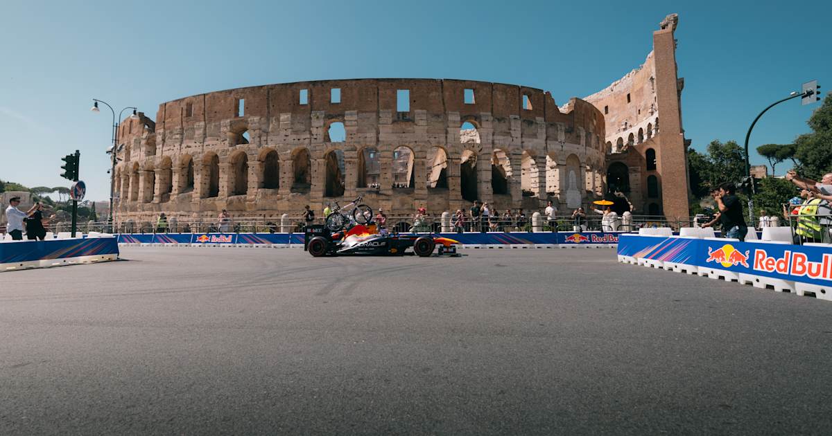 Mașina de Formula 1 Red Bull dă un show spectaculos la Roma
