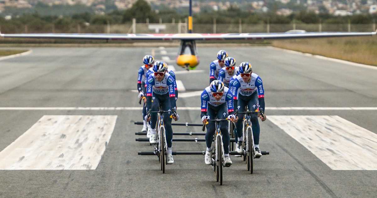 Pelotón Takeoff: los ciclistas del BORA remolcan un avión