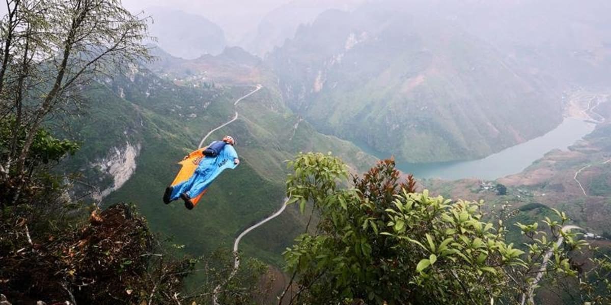 Tim Howell, 1er saut en wingsuit BASE Jump au Vietnam