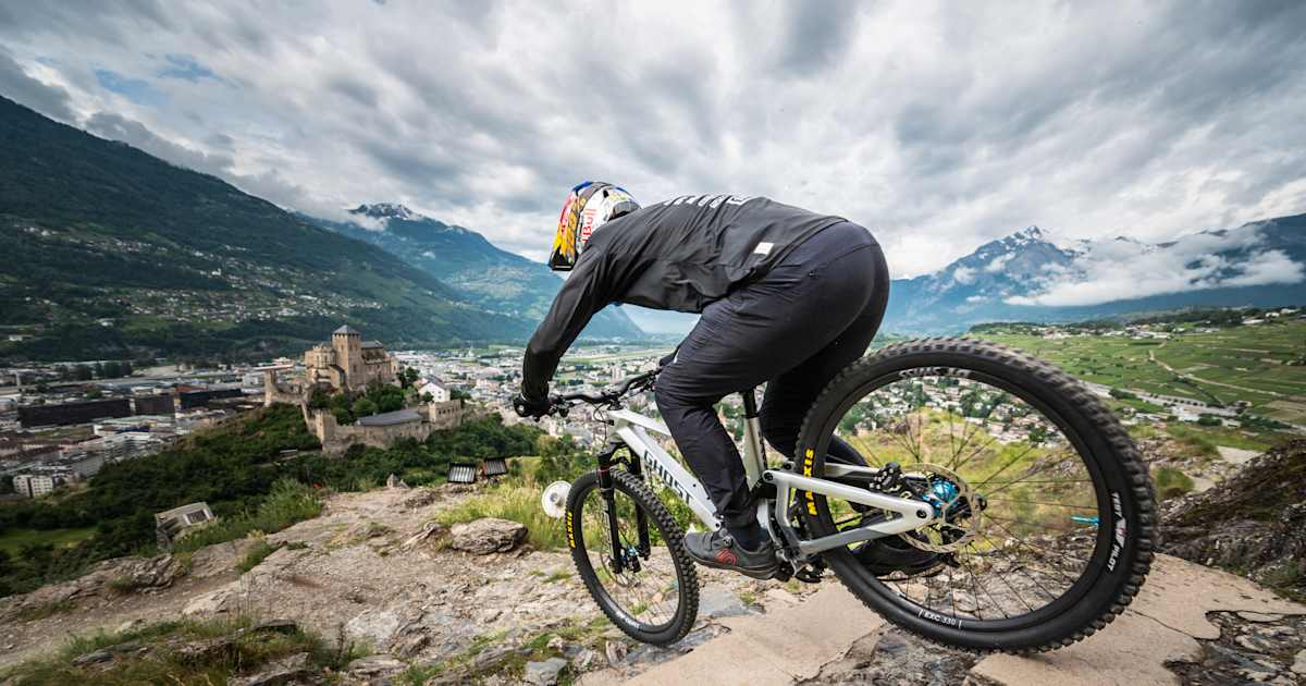 Castle Ride BCVS: Urban downhill & slopestyle MTB mix