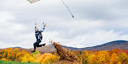 Fall Swoops: Sky diving during peak foliage +++video+++