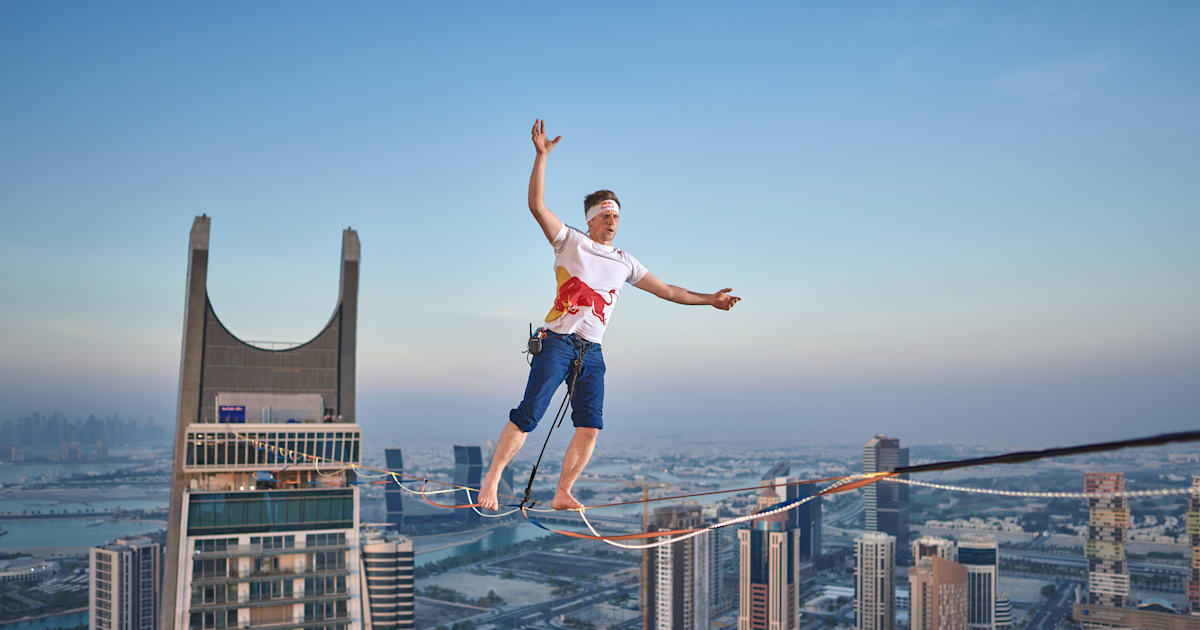 Jaan Roose: Qatar Katara Towers slackline