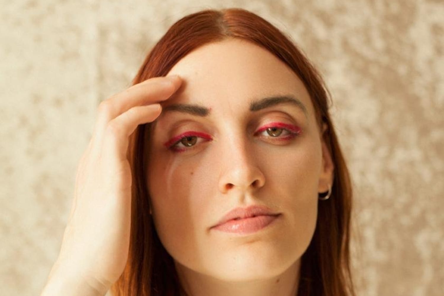 Premiere: Se Emma Acs nye 'Telefon Duet'-video