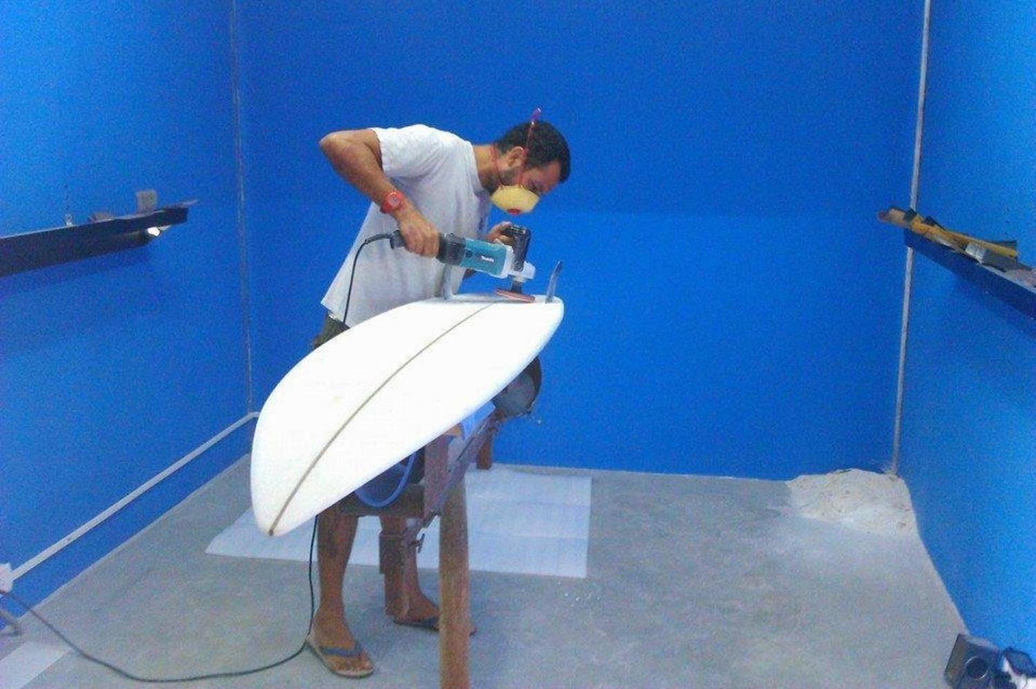 Doctors for a damaged surfboard