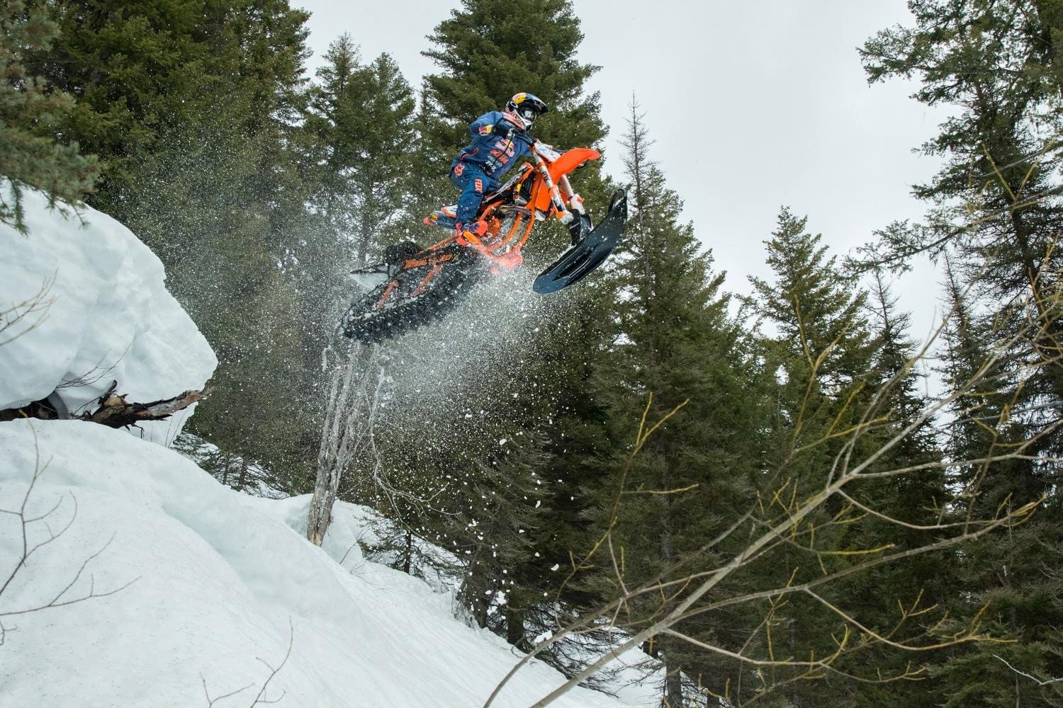 Renner et Maddison en snowbike dans Powder Hounds Vidéo