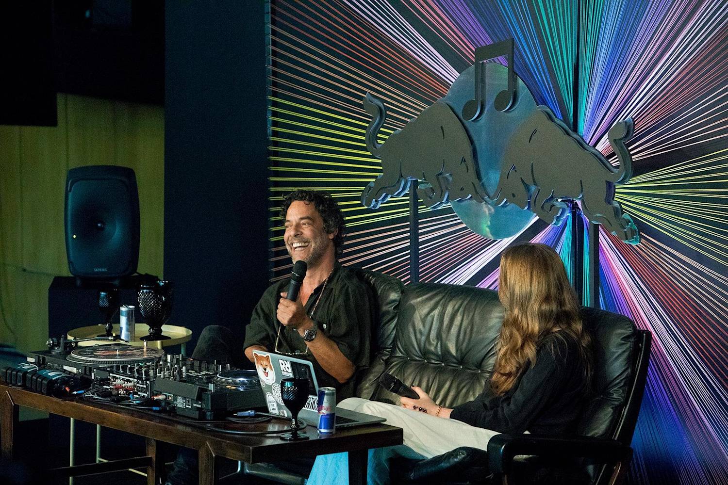DJ Vibe no sofá da Red Bull Music Academy