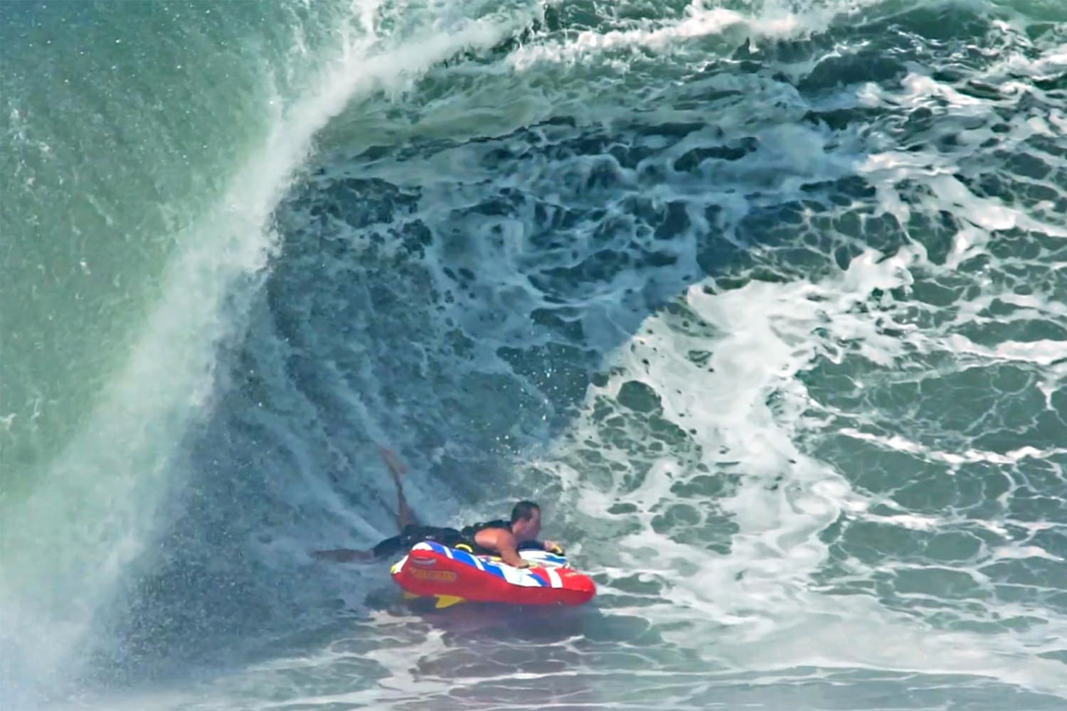 Jamie O'Brien surfando de boia no México | Red Bull
