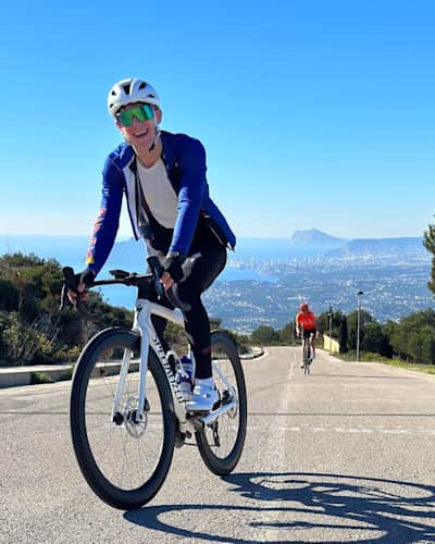 Maciej Janowski na rowerze w hiszpańskim Calpe - wywiad