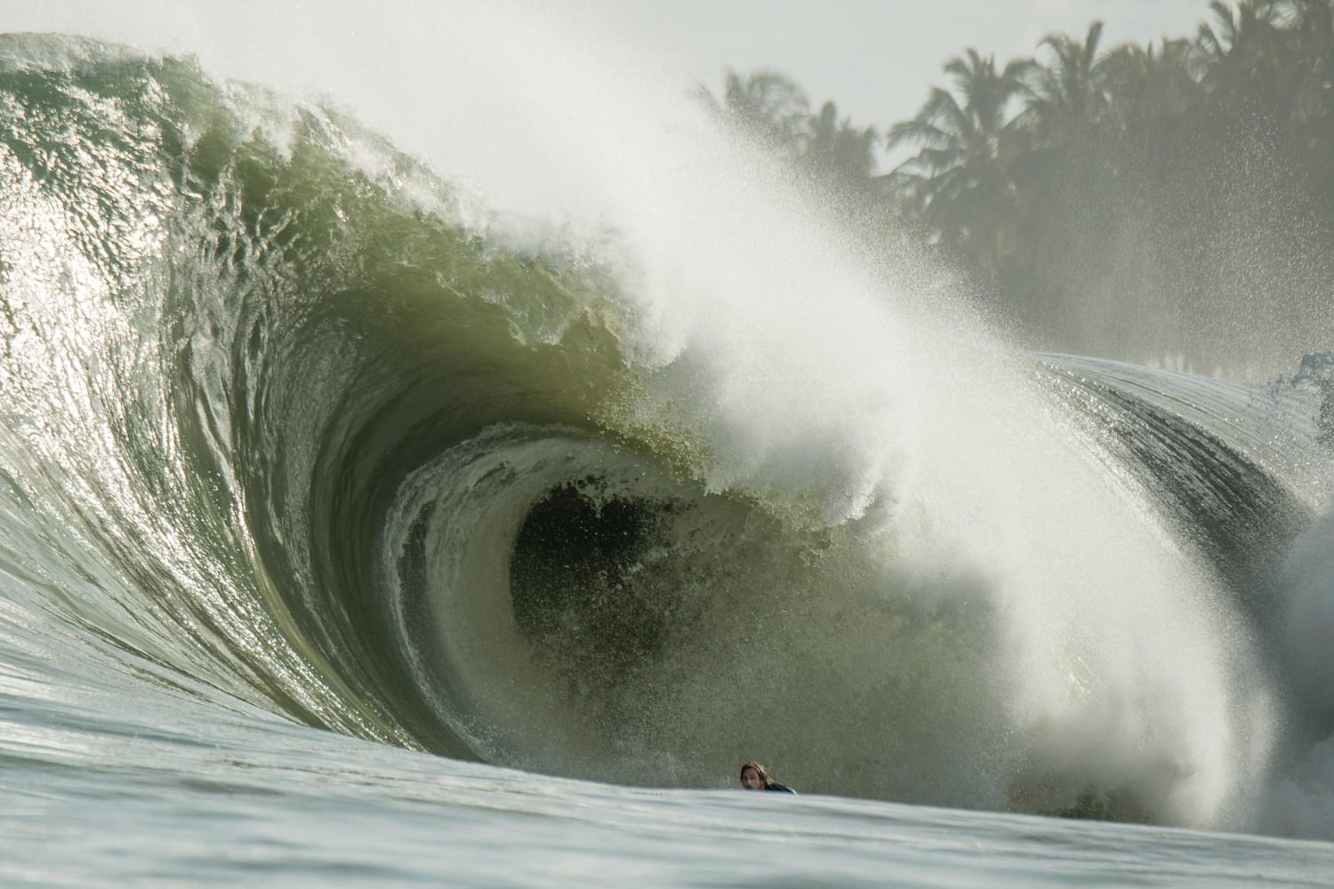 Surf sur le spot de Nias en Indonésie ! Vidéo & Photos