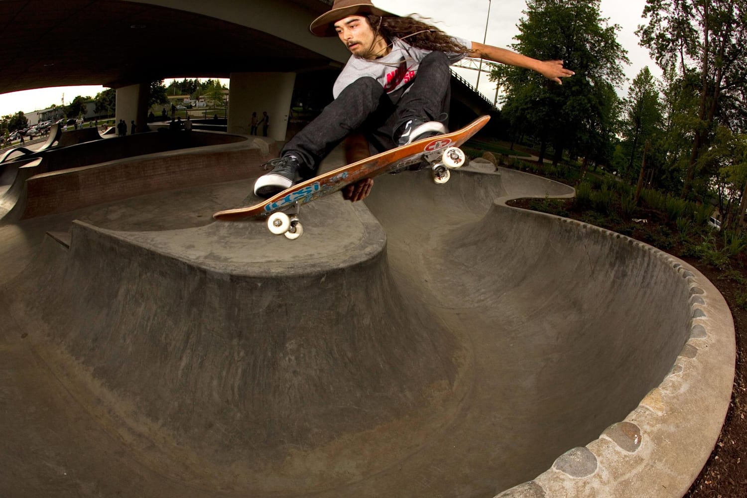 Cody Lockwood skate un park qu'il a construit