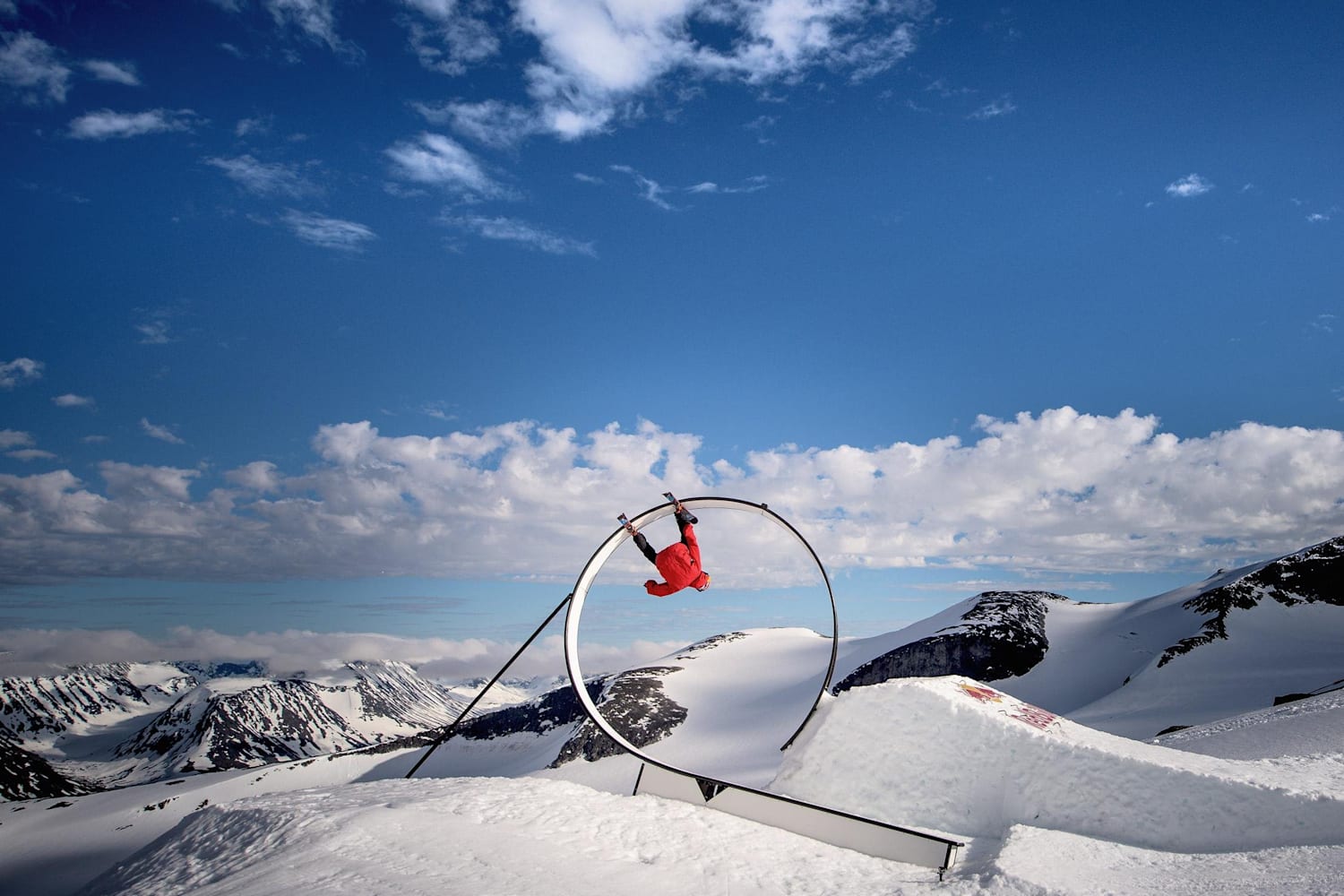 Vidéo: Jesper Tjader skie un rail en forme de looping
