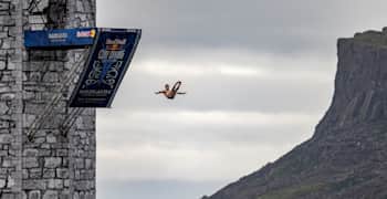 Cliff Diving an der Causeway Coast in Nordirland
