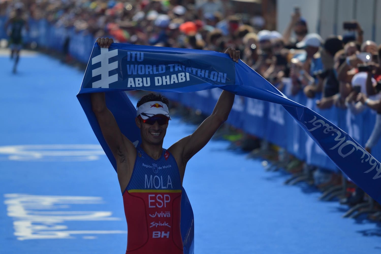 Mario Mola empieza el año con victoria en Abu Dhabi