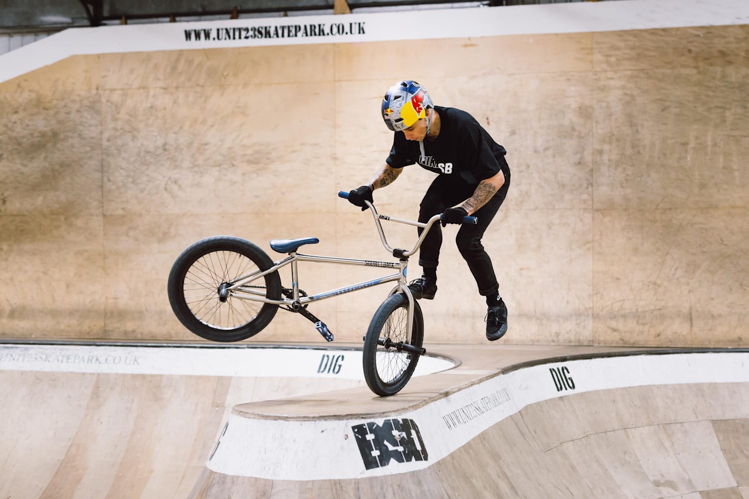 Kriss Kyle remixé par des DJ écossais avec son BMX