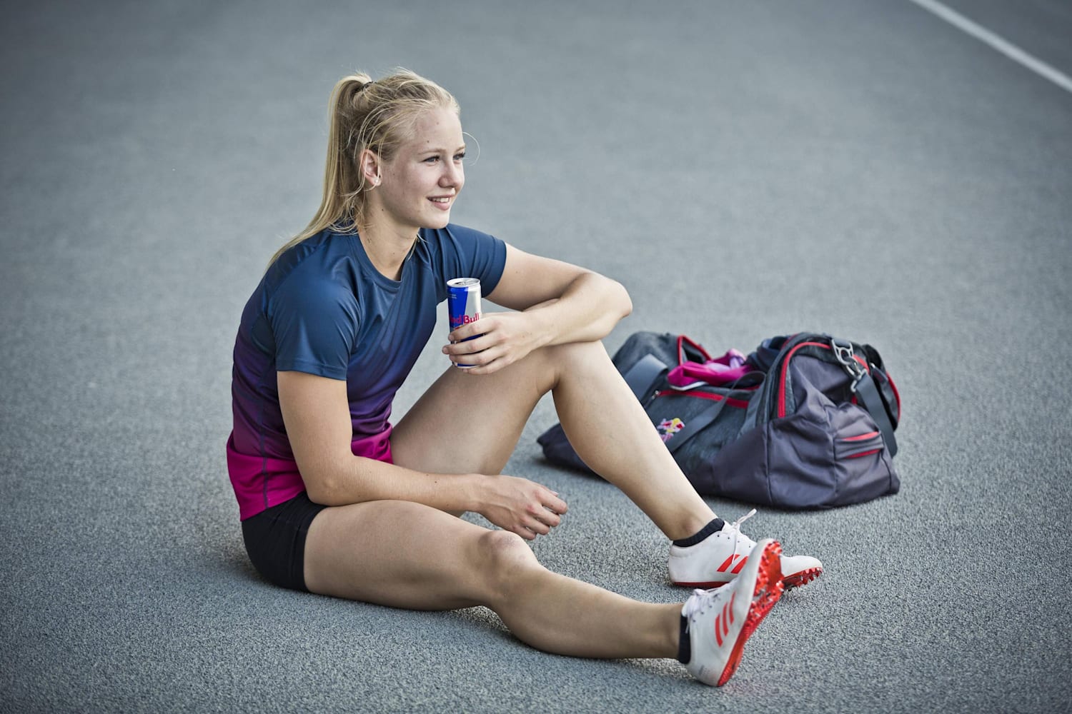 Red Bull Wingfinder: Heptathlete Sarah Lagger does test