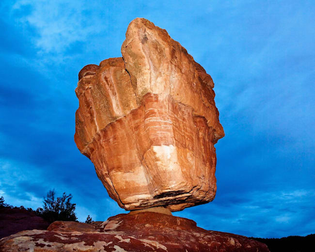 10 grandes rocas con poco equilibrio a punto de caer