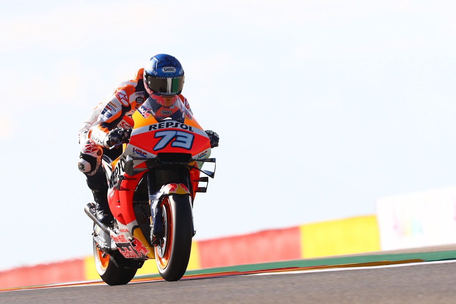 Álex Márquez am Treppchen bei der MotoGP 2020 in Aragon
