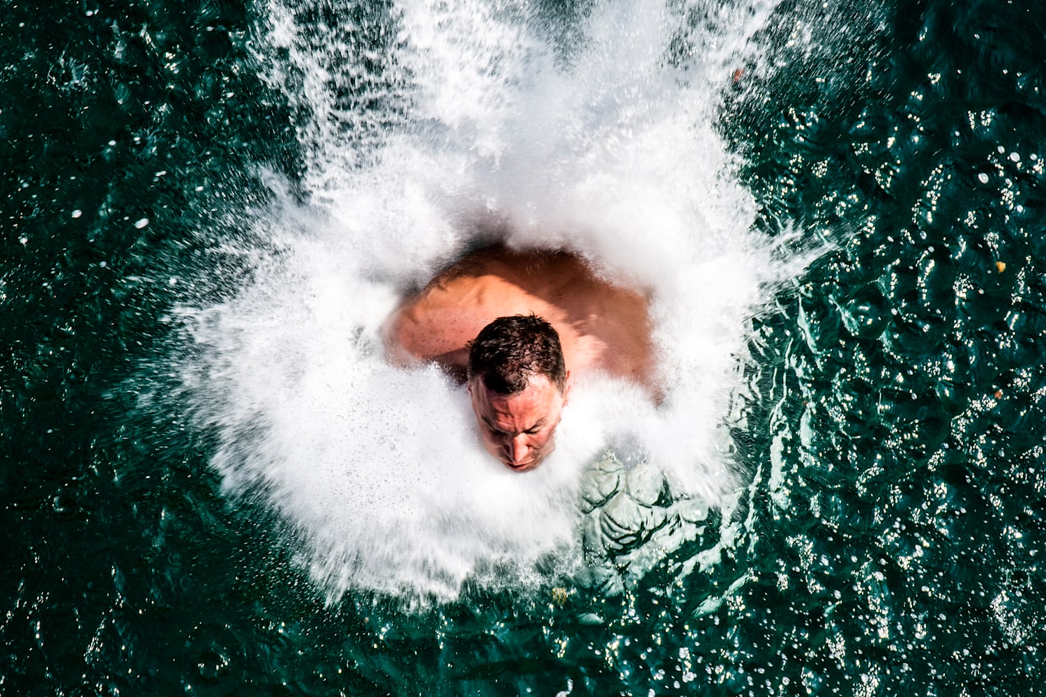 Deep Dive S1 E4: The perfect entry – cliff diving video