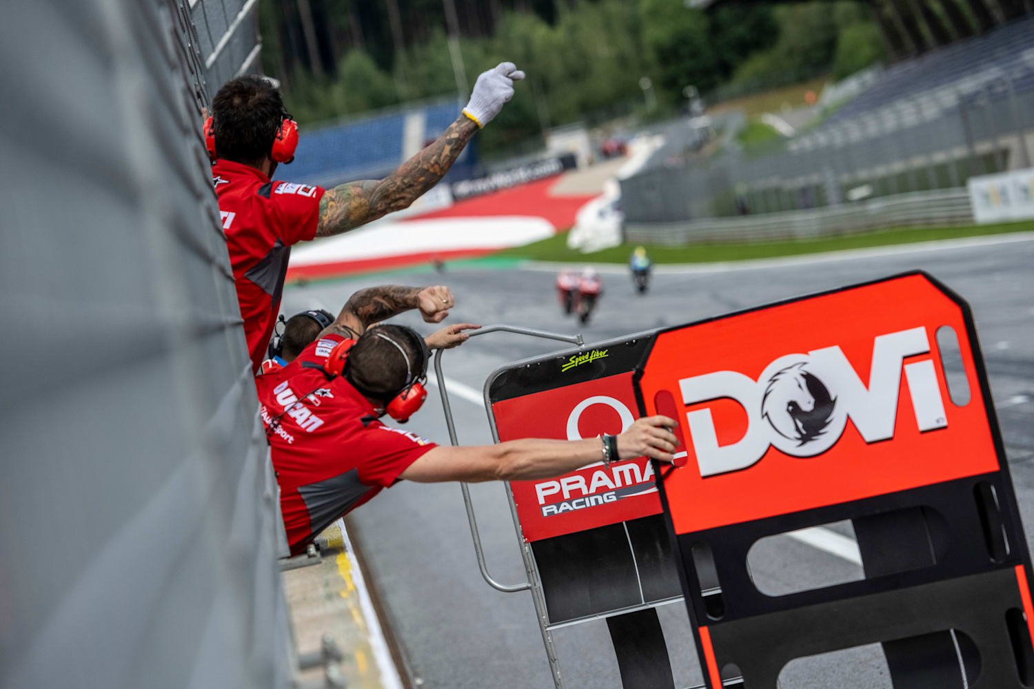 MotoGP Dashboard & Pitboard » Effiziente Kommunikation