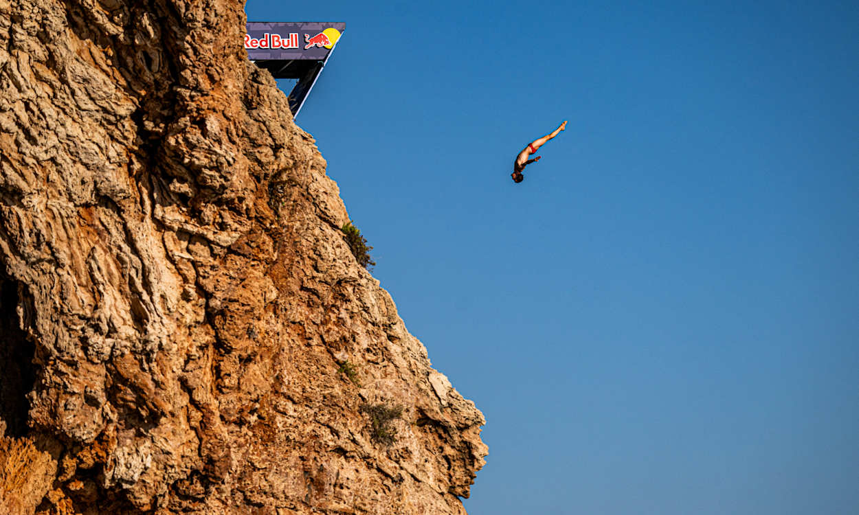 Gary Hunt plunges from cliff platform