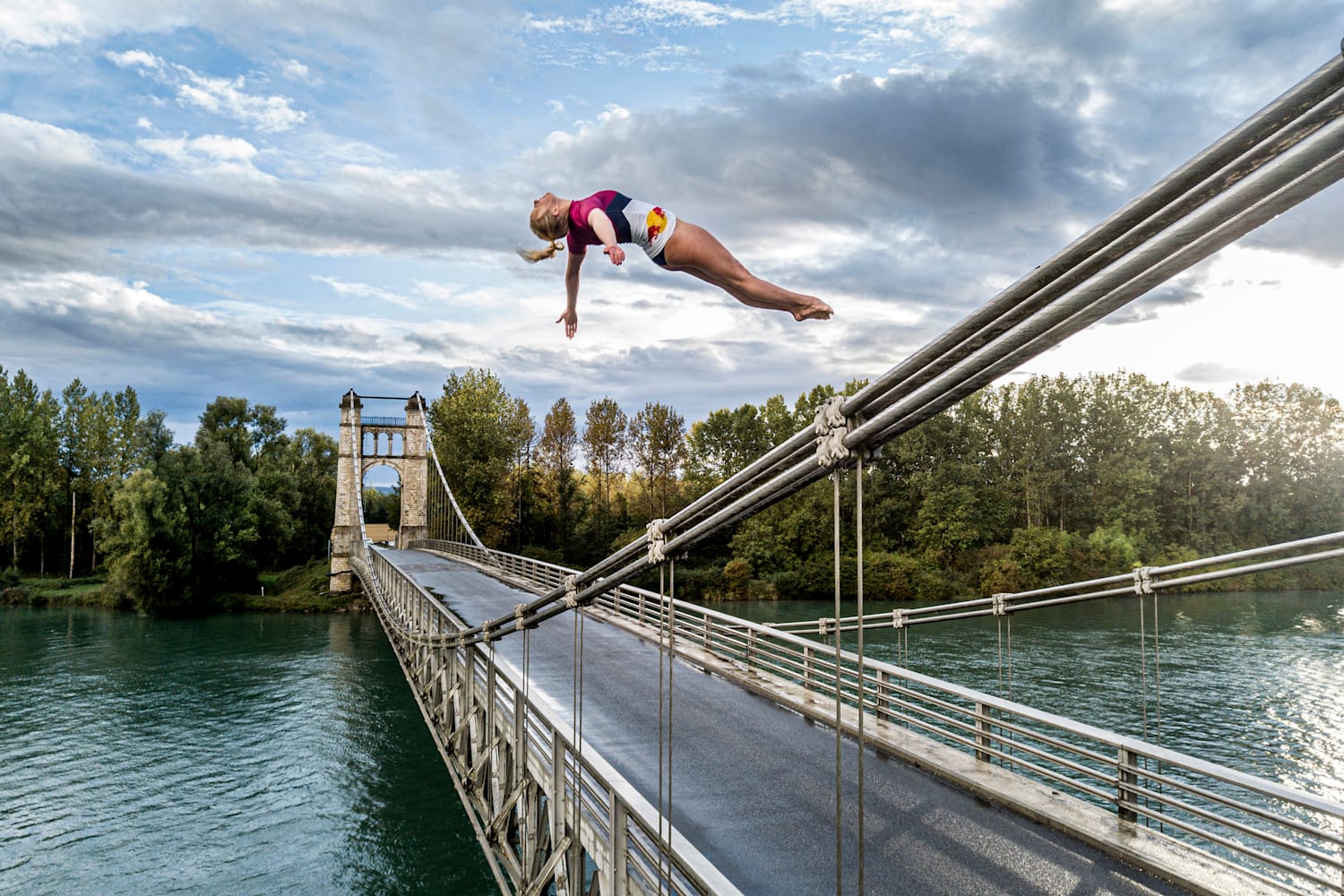 Red Bull Cliff Diving: Rhiannan Iffland dives in France