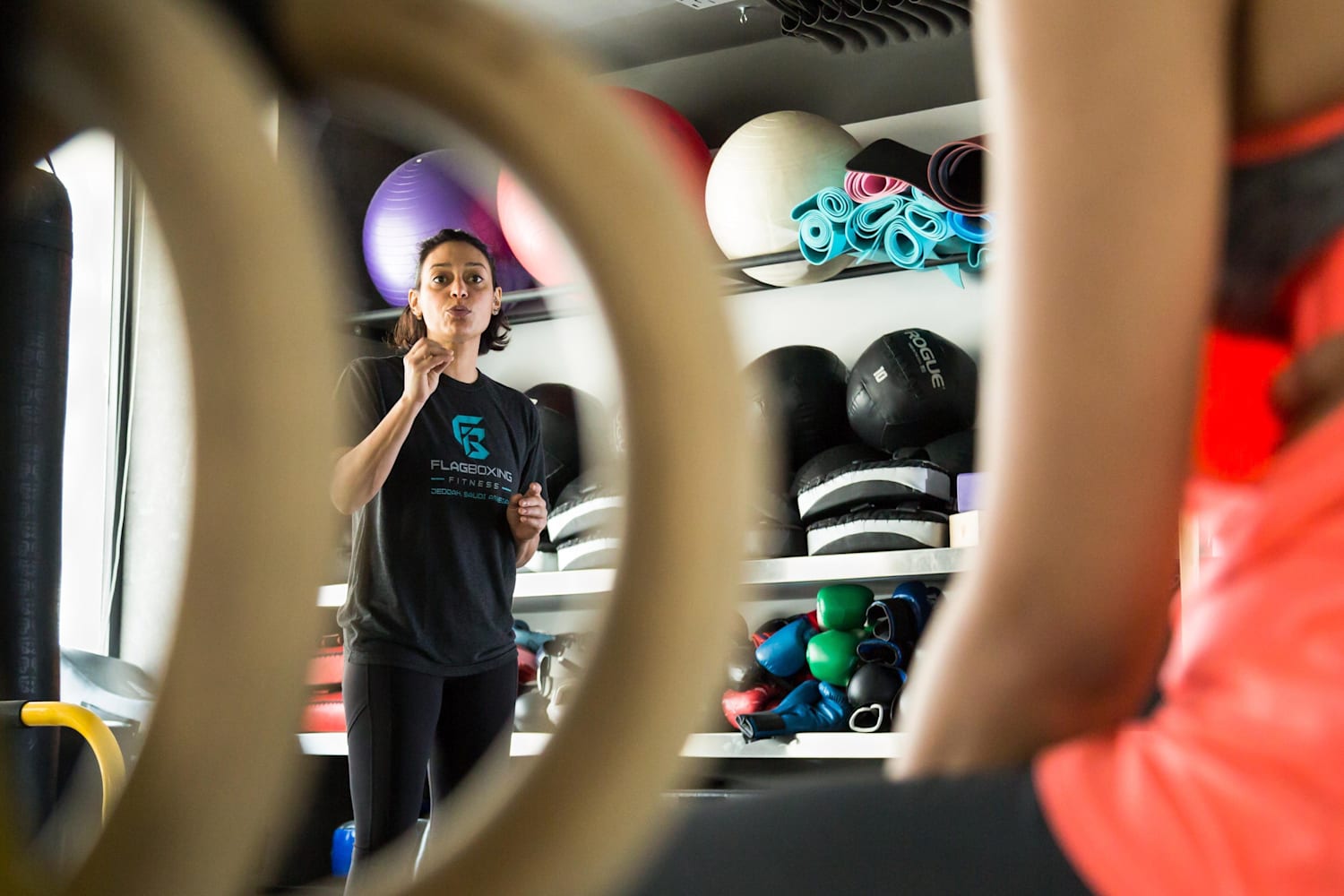 Ela ensina boxe e dá voz e força a mulheres sauditas