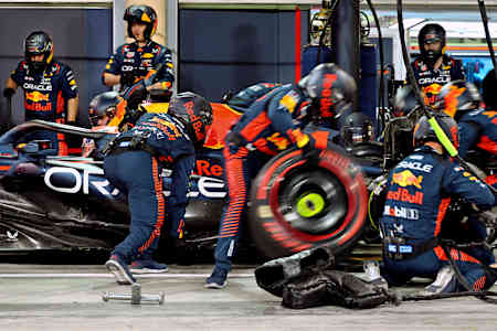 Oracle Red Bull Racing F1 Garage Team and Mechanics