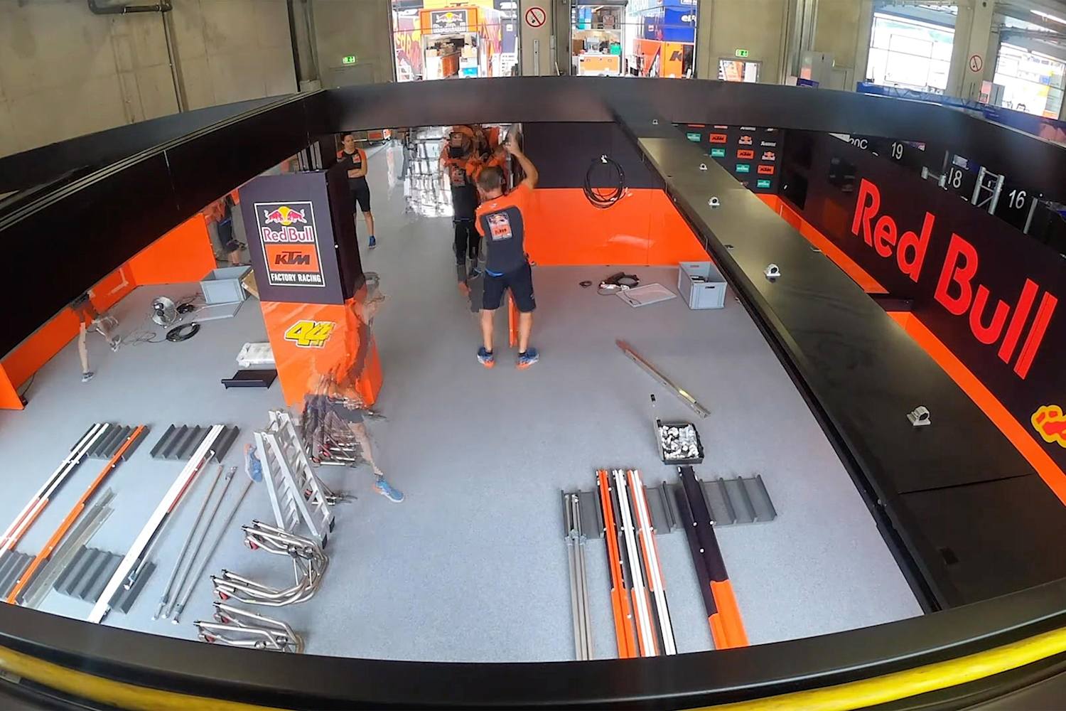 So wächst KTM: der Aufbau der Box im Zeitraffer