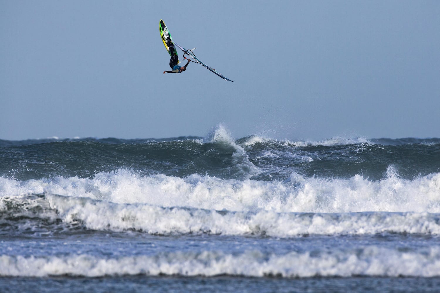 Vidéo : 10 gros tricks de windsurf en pleine tempête