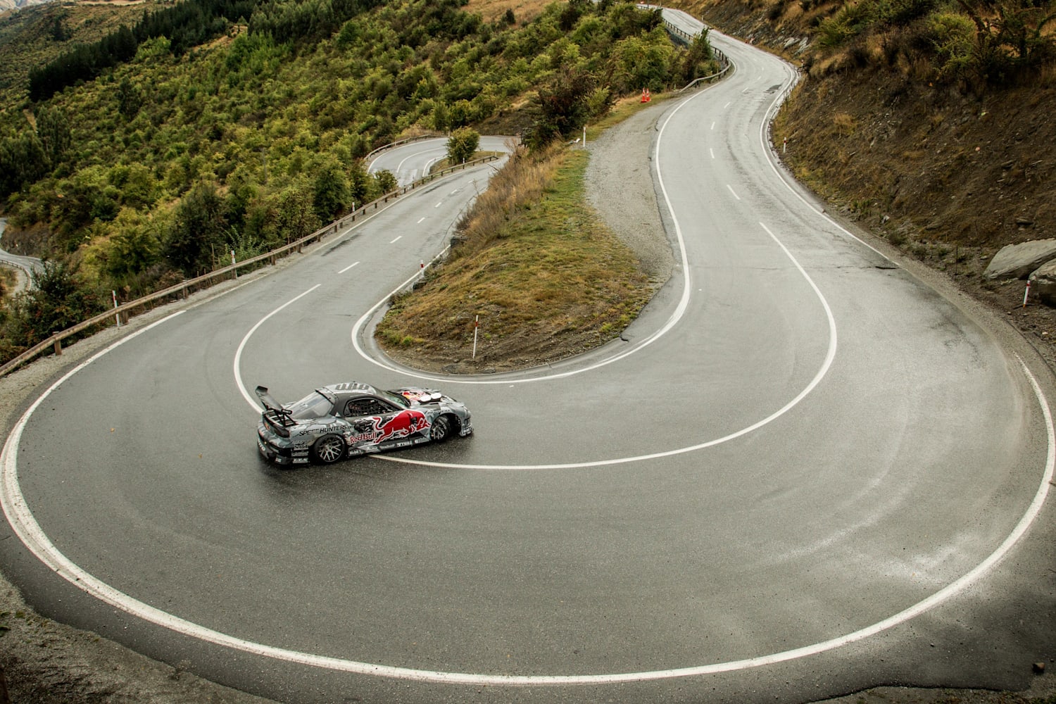 Mad Mike Whiddett drifting the Crown Range ++video++