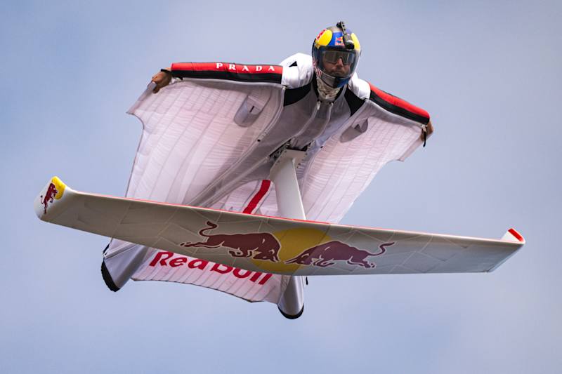 To ptak? Samolot? Nie, to człowiek szybowiec! - Joe Monster