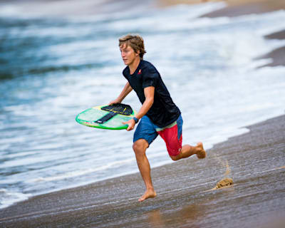 O campeão Lucas Fink dá dicas pra começar no skimboard