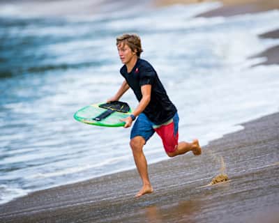 O campeão Lucas Fink dá dicas pra começar no skimboard
