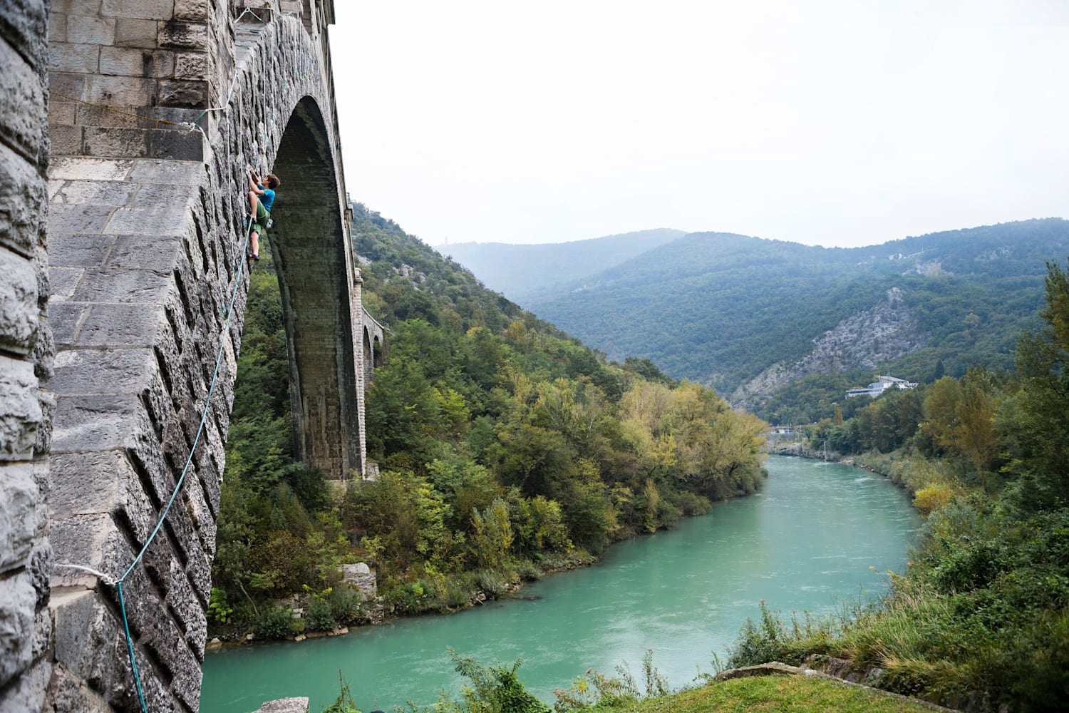 Domen Škofic escalade le pont de Solkan en Slovénie