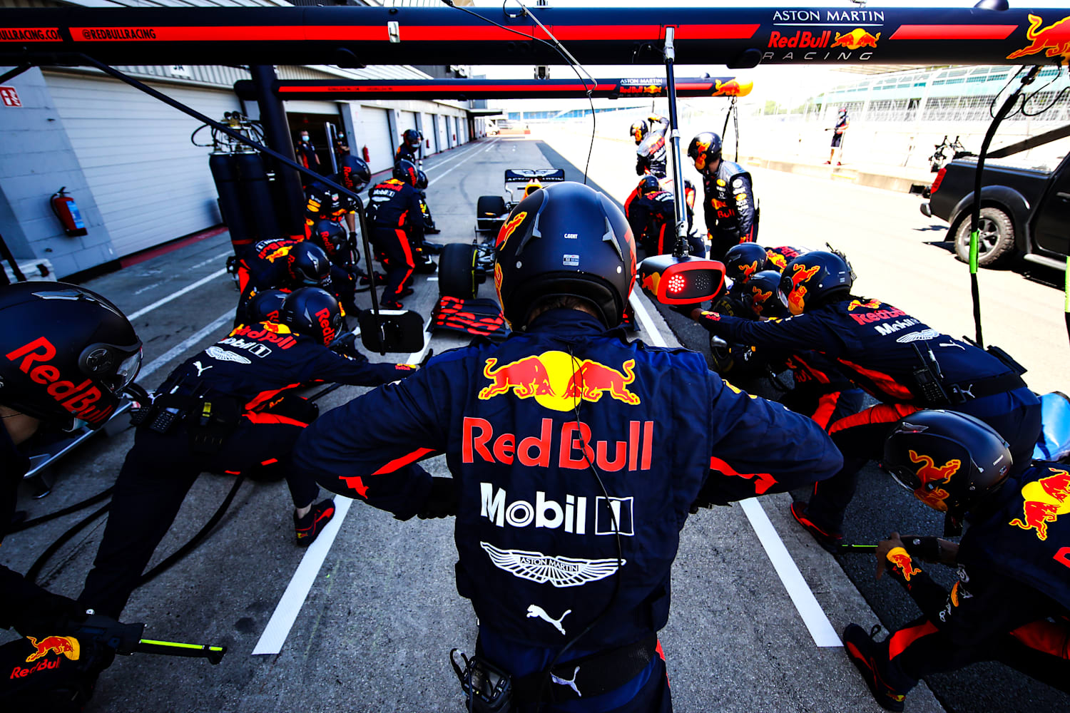 Super Formula 2020: Insight into pitstops – video