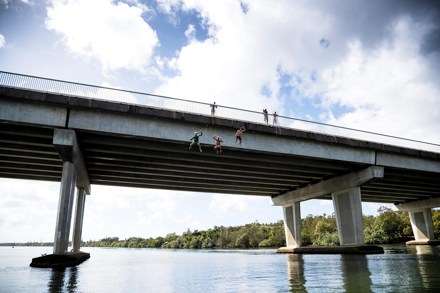 Who is JOB 9.0 E3: Bridge jumping – extra video