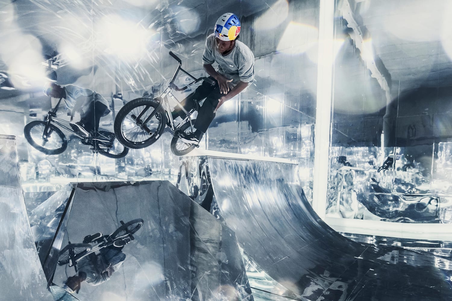 Courage Adams en BMX dans un park en miroirs ! Vidéo