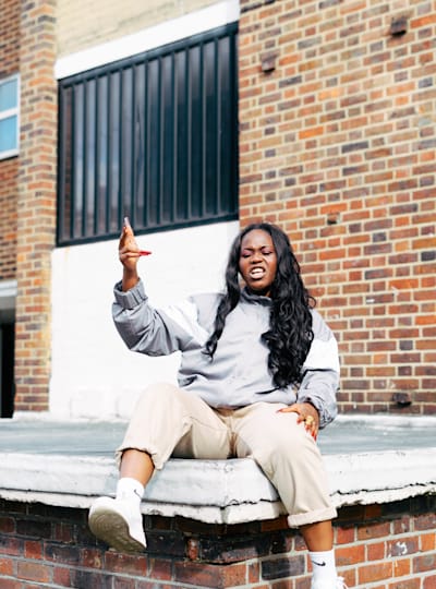 Intervista a Lina Simons per il singolo Shaku Shaku