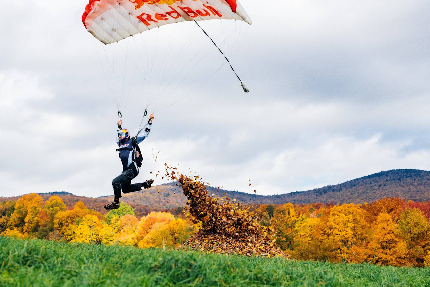 Fall Swoops: Sky diving during peak foliage +++video+++