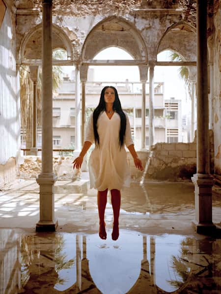 Sevdaliza geeft exclusieve art performance tijdens ADE