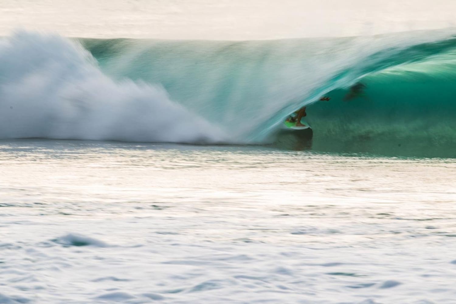 Sessions video surfing Desert Point in Indonesia