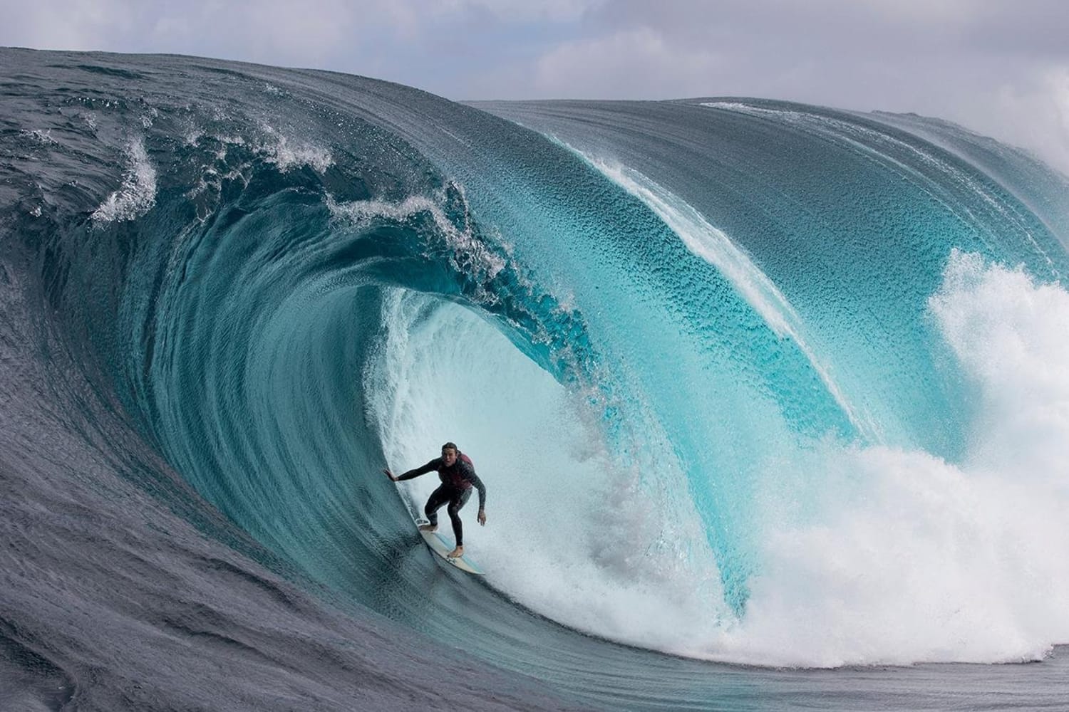 Sessions: Big day surf at The Right +Video+ | Red Bull