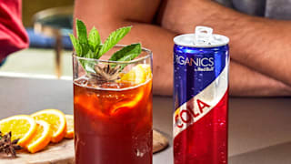 Froggy - ORGANICS by Red Bull Mocktail mit Simply Cola