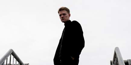 Premiere: Hør de første solo-tracks af Johan Carøe